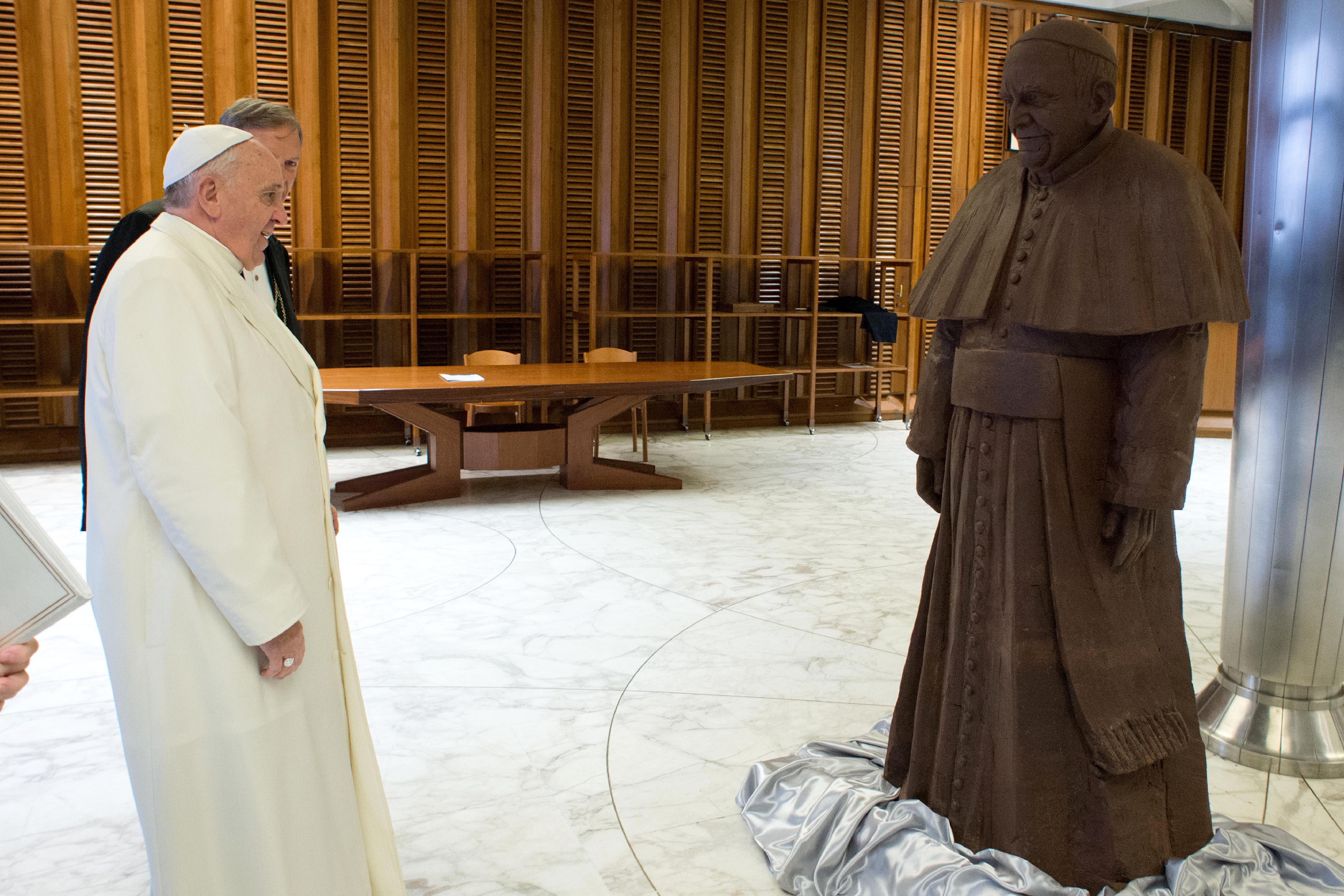 Pope Francis Meets Giant Chocolate Pope (PHOTOS) - TPM – Talking Points ...