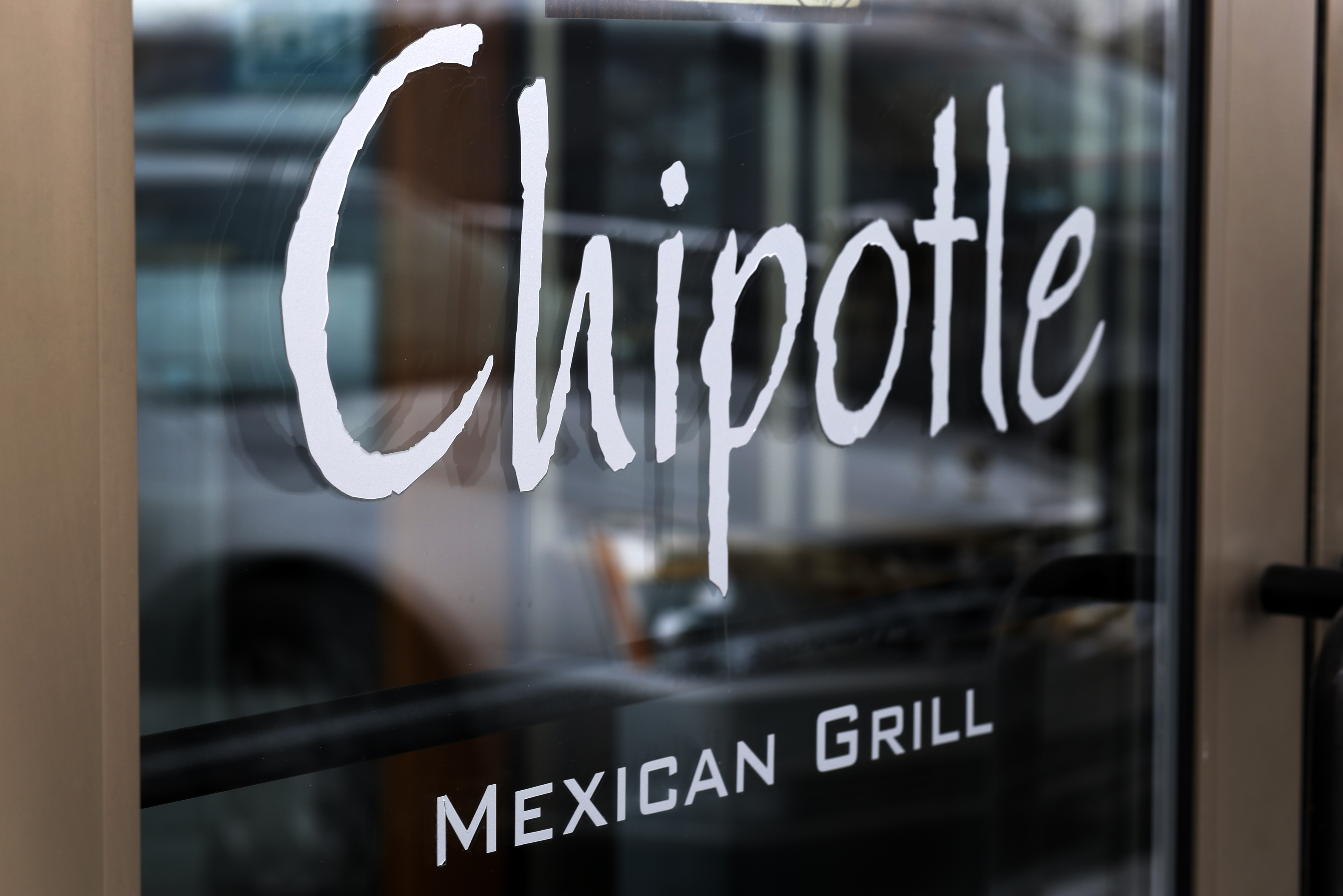 People Want To Boycott Chipotle Over Worker’s Impromptu ‘Hands Up ...