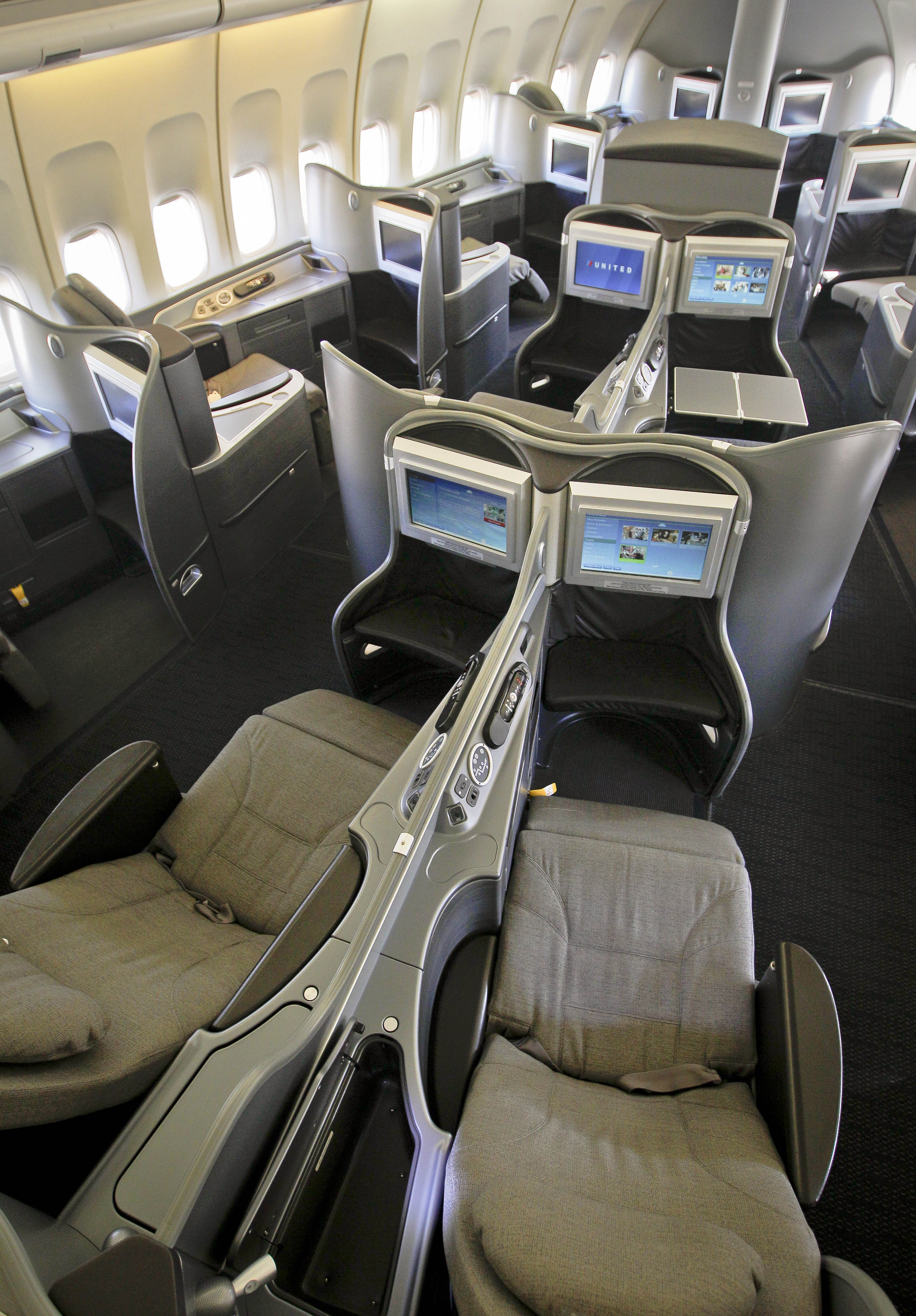 Passenger Uses ‘Knee Defender’ Gadget To Prevent Reclining Seats ...