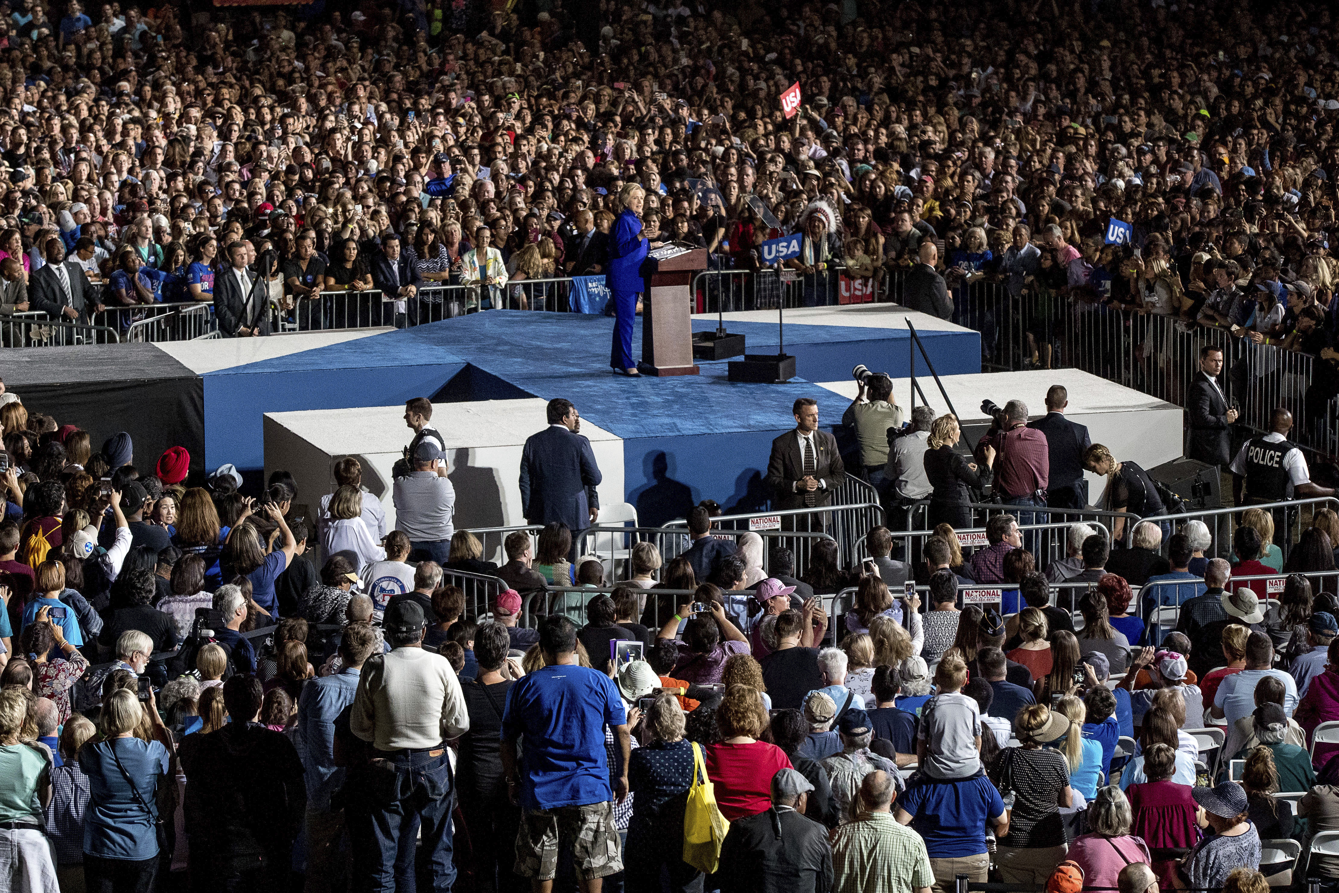 Hillary Announces Election Eve Rally In Philly With The Obamas And Bill ...