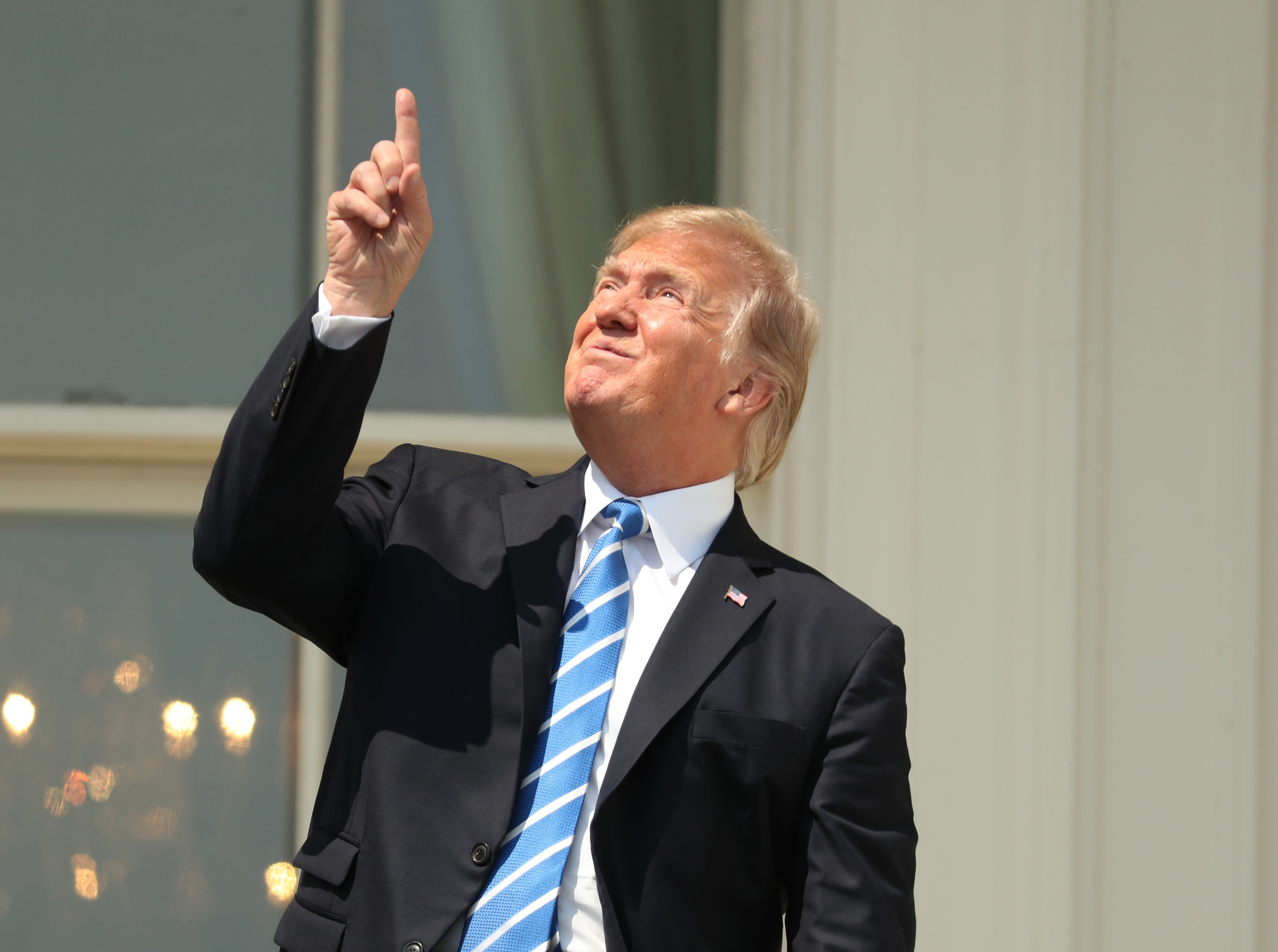 Trump Looks At The Sun During Solar Eclipse Despite Shouted Warning ...